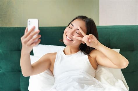 26000 Girl In Bed Selfie Pictures