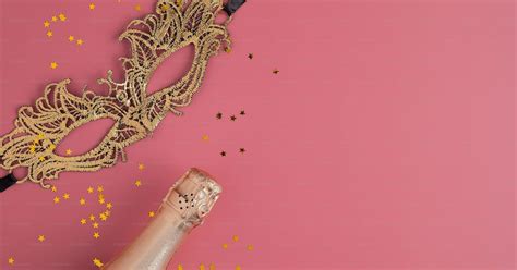 황금 가장 무도회 마스크 샴페인 병 및 복사 공간이 있는 분홍색 배경에 색종이 플랫 레이 평면도 크리스마스 파티 개념입니다 사진 Unsplash의 핑크 색상 이미지