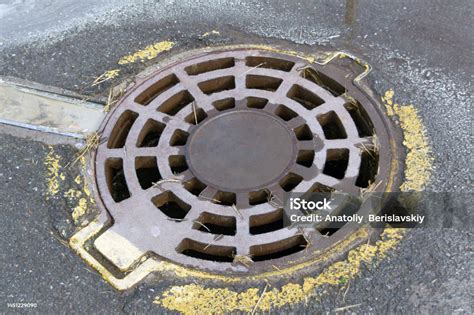 공원의 주철 맨홀 뚜껑 폭풍 하수도 강철에 대한 스톡 사진 및 기타 이미지 강철 거리 거친 Istock