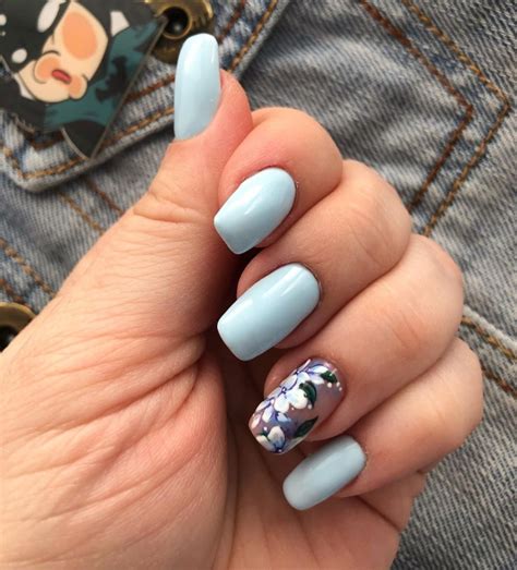 Небесно голубой маникюр