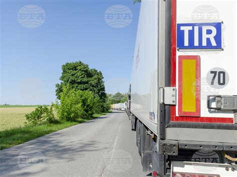 На границата с Румъния трафикът е интензивен за товарни автомобили на ГКПП Кардам на изход от