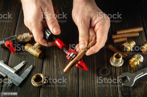 배관공이 파이프 절단기로 구리 파이프를 자르려고 합니다 테이블 위의 작업장에서 가스 장비 설치 또는 수리 강철에 대한 스톡 사진 및 기타 이미지 Istock