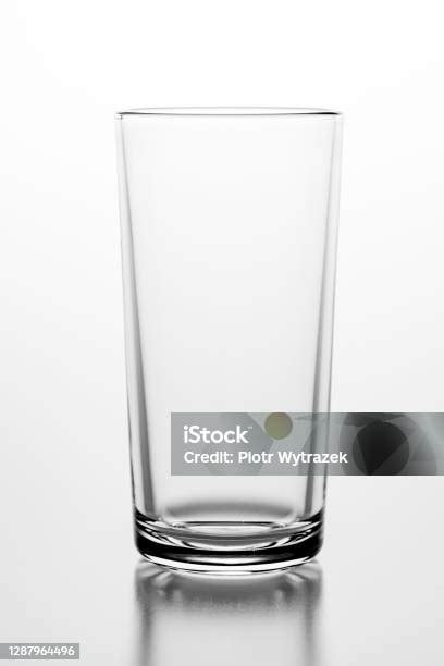 흰색 테이블에 빈 유리 물을 저장하기위한 유리 용기 라이트 백 0명에 대한 스톡 사진 및 기타 이미지 0명 개념 개념과