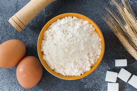 집에서 케이크를 제빵에 대 한 성분입니다 밀가루와 설탕 계란 버터 향료 선택적 초점 어두운 잔인 한 테이블에 가정 주방에 대한 스톡 사진 및 기타 이미지 Istock