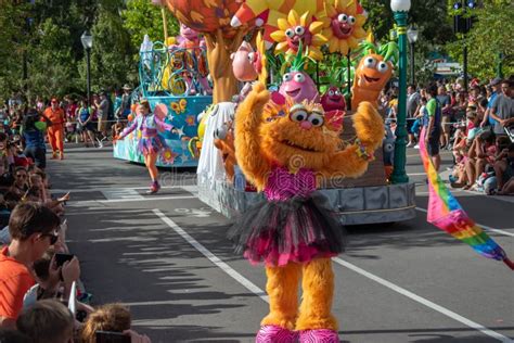 Zoe In Der Sesame Street Party Parade Bei Seaworld 10 Redaktionelles