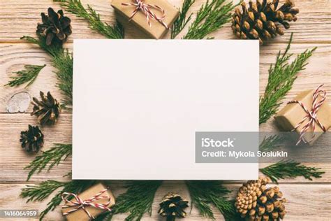 플랫 레이 크리스마스 구성 정사각형 종이 빈 소나무 나뭇 가지 색의 배경에 크리스마스 장식 상단 보기 텍스트에 대한 복사 공간 레터헤드에 대한 스톡 사진 및 기타 이미지