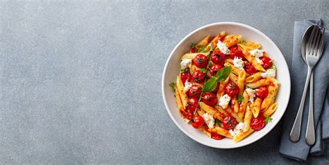 구운 토마토 소스 모짜렐라 치즈를 곁들인 파스타 펜네 회색 배경 공간을 복사합니다 맨 위 보기입니다 파스타에 대한 스톡 사진 및 기타 이미지 Istock