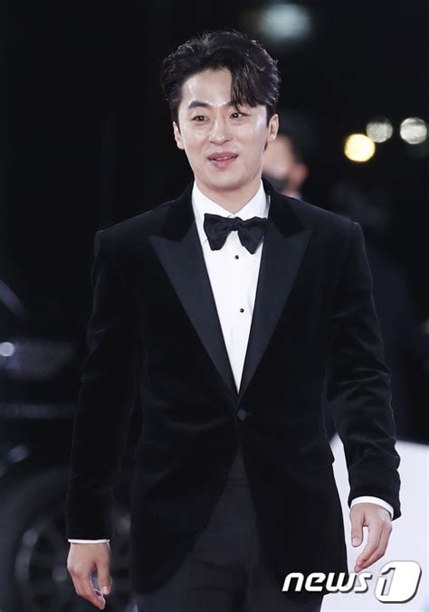 Moon So Ri And Sol Kyung Gu Win Best Actress And Best Actor At The 42nd Blue Dragon Film Awards