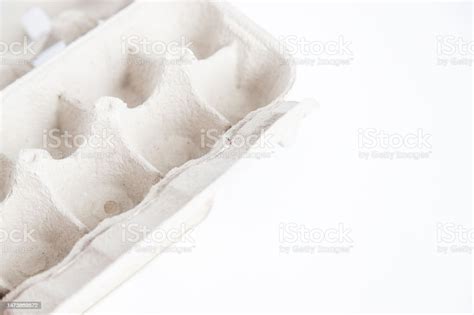 흰색 배경에 이미지 모서리에 있는 비어 있고 열린 재활용 판지 계란 상자의 세부 사항 공간을 닫고 복사합니다 0명에 대한 스톡 사진 및 기타 이미지 Istock