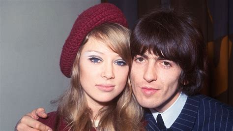 This Iconic 60s Bridal Beauty Look Set The Bar For A City Hall