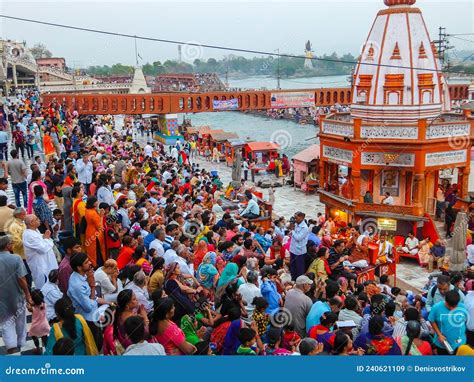 People On The Ganga River Embankment Har Ki Pauri Editorial Stock Image Image Of Arti