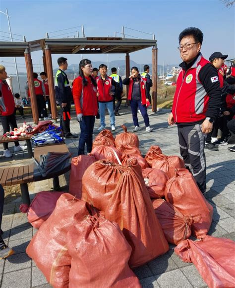 시민과함께 정기 환경정화운동 4월달은 선산 지역 청소년들 대거 참여