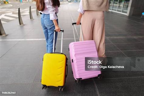 여성의 손은 밝은 배경에 노란색 여행 가방과 분홍색 여행 가방을 들고 있습니다 2명에 대한 스톡 사진 및 기타 이미지 2명 Carnival 가방 Istock