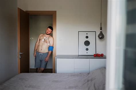 심장 모니터가있는 청년 심장의 작업에 대한 연구 심장학 홀터 모니터 의료 진단 건강 관리 병원 심전도 센서 심전도 및 혈압 측정 건강 검진에 대한 스톡 사진 및 기타 이미지