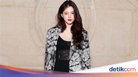 7 Gaya Han So Hee Di Fashion Show Dior Pakai Gaun Transparan