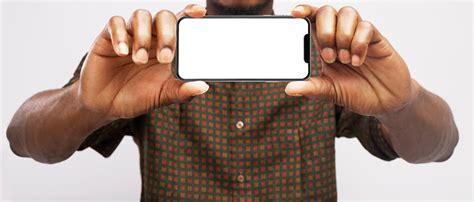 핸드폰을 들고 카메라 앱 또는 웹사이트 모형에 가까이 다가가 보여줍니다 휴대 전화 표시 템플릿입니다 모형 정면도 클리핑 경로 클리핑 마스크를 위한 빈 여유 공간이 있는