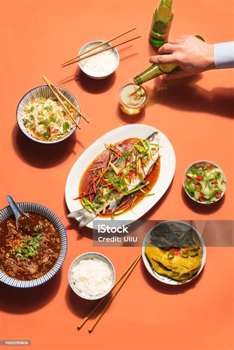 중국 설날 축제 테이블입니다 광둥식 농어 또는 스피골라 생선을 생강으로 찐 요리 간장에 고추와 배추 전통적인 매운 수프와 쌀 플랫 레이 12월 31일에 대한 스톡 사진 및