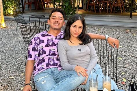 Kisah Cinta Dilan Janiyar dan Suami yang Disorot