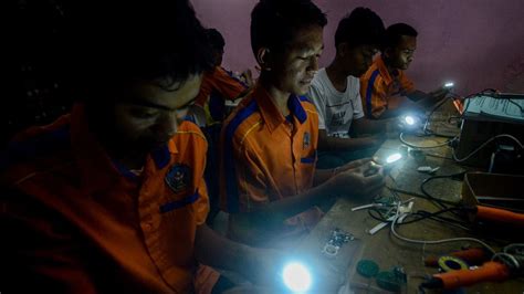 Komponen Serta Cara Kerja Lampu Led Pijar Neon And Fluorescent