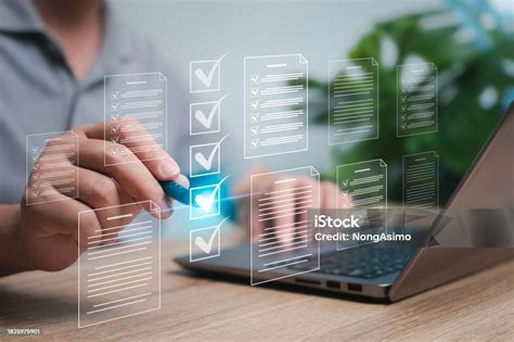 디지털 체크리스트 관리 문서 제어 개념 가상 화면의 Man Check 디지털 체크리스트 온라인 문서 관리 보안 페이퍼리스 품질