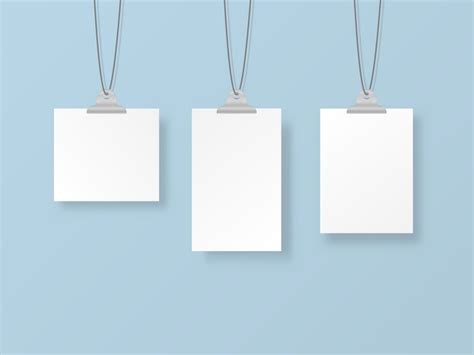 빈 교수형 사진 프레임 또는 배경에 고립 된 포스터 템플릿 벽에 바인더에 걸려있는 흰색 포스터 세트 한 장의 종이 프레임