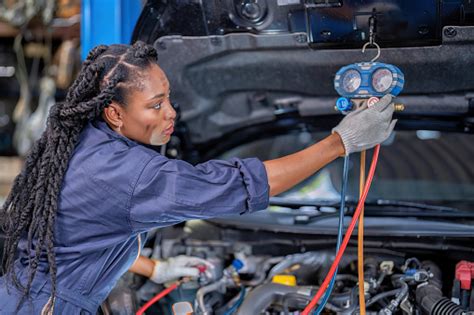 기계 소녀 더러운 얼굴 착용 전체 커버 슈트 확인 압력 진공 게이지 20 24세에 대한 스톡 사진 및 기타 이미지 20 24