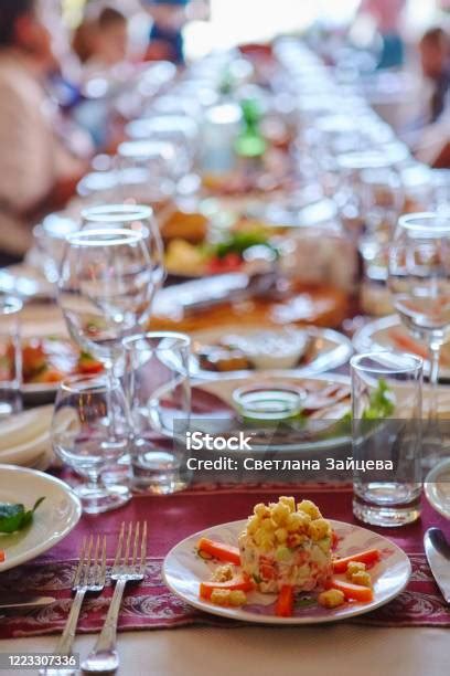 음식과 긴 테이블에 사람들의 그룹 기억에 남는 날짜 나 휴일의 공동 축하를위한 개념 긴에 대한 스톡 사진 및 기타 이미지 긴 점심 사람들 Istock