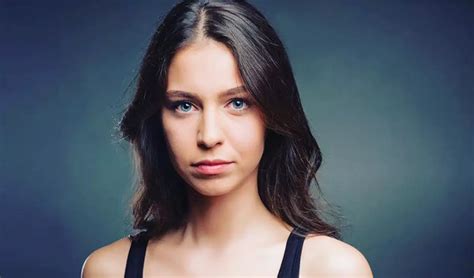 Која е Фидан актерката што ја игра главната улога во серијата Траги од