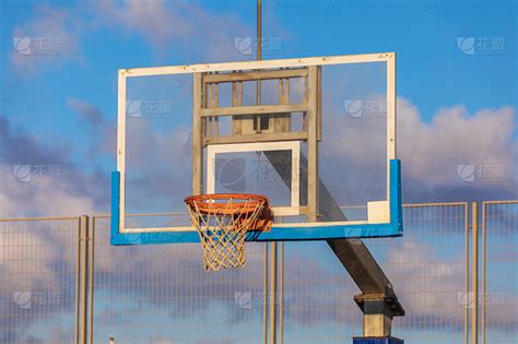 从透明的篮球板下看