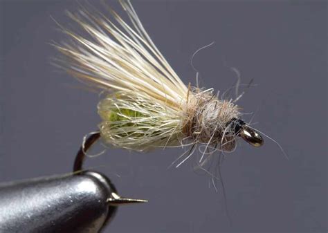 Video: How to Make a Sparkle Pupa Body - Fishing Fly Tackle