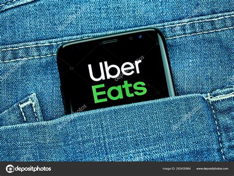 uber eats aplicación móvil en samsung s8 — foto editorial de stock