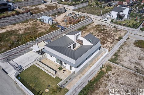 땅과 집의 균형을 맞춰 설계한 중정형 단층주택 전원속의 내집