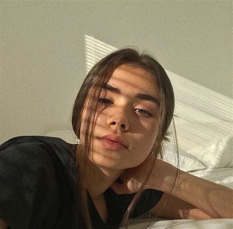 Красивое селфи девушки Portre Fotoğrafçılığı Güzellik Fotoğraf çekimi Fotoğrafçılık Pozları