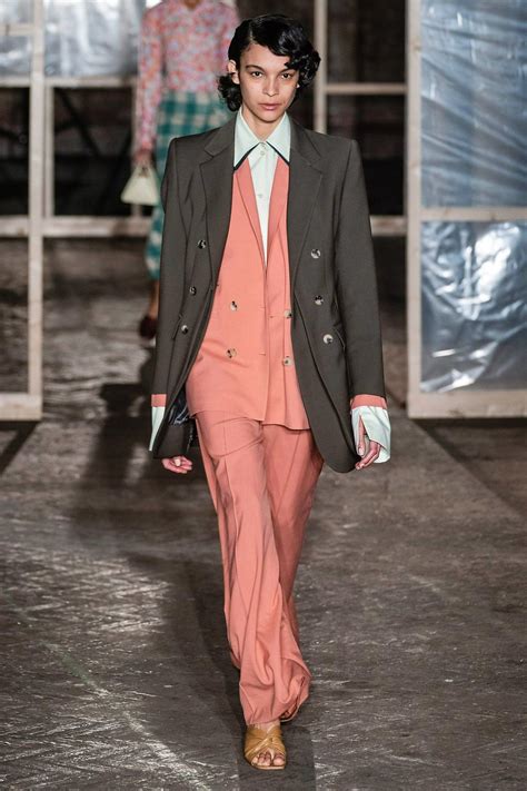 해외에서 더 주목 받는 한국인 패션 디자이너 3 황록 레지나표 유돈초이 네이버 포스트 2020 패션 스타일 패션 디자이너 레디 투 웨어