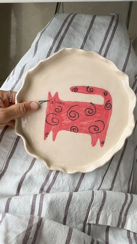 Мятая тарелка с котиком | Pottery platter, Clay ceramics, Pottery cups