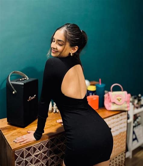 Anushka Sen Showing Off Her Ass And Sexy Back 🥵 Ranushkasen69