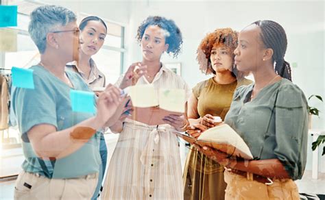 창의적인 여성 패션 디자이너 및 사무실에서 계획 일정 또는 팀 브레인스토밍 회의 소매 의류 창업 프로젝트 계획 또는 직장 작업에서 함께 일하는 직원 그룹 20 24세에 대한