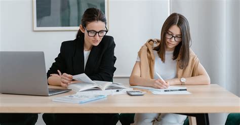 실내 ~을 사용하여 가르치는 가정 학교 계산기 공동 작업 공부하다 교사 교실 교육 기술 노트북 독서하는 똑똑한 멘토링 배우다 비즈니스