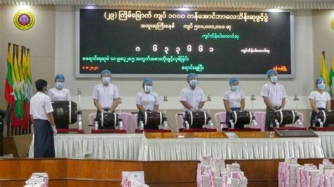 အောင်ဘာလေသိန်းဆုထီဖွင့်ပွဲတွင် လူပုဂ္ဂိုလ်များမှ နှိုက်ယူ၍ ရွေးချယ်ဖွင့်လှစ်သည့်နည်းအစား နိုင