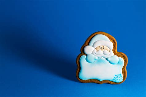 파란색 배경에 카피 스페이스와 산타의 진저 브레드 쿠키 전통적인 크리스마스 음식입니다 크리스마스와 새해 휴일 개념입니다 0명에 대한 스톡 사진 및 기타 이미지 Istock