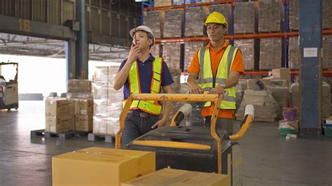 대형 창고 소매점 업계에서 일하는 아시아 노동자의 초상화 재고 보관 랙 전자 상거래 및 물류 개념의 화물 내부 창고 사람들의 라이프 스타일 배송 서비스 2명에 대한 스톡