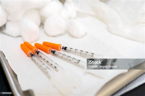 오렌지 모자와 일반 바늘 주사기의 닫습니다 당뇨병 인슐린 주사에 대 한 또는 의사의 사무실에서 의료 주사 공식 면봉이 달린 의료