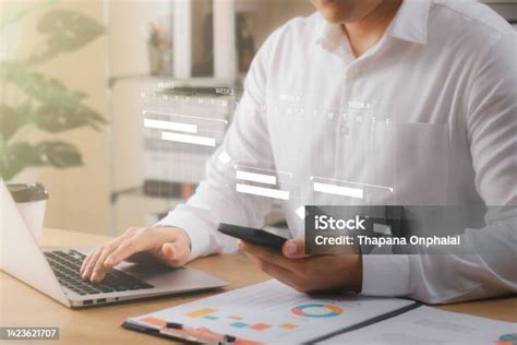시간 관리 및 인적 자원의 개념 효과적으로 랩톱 컴퓨터를 사용하는 남성 사업가 체계적인 방식으로 작업을 조직합니다 개념에 대한 스톡 사진 및 기타 이미지 Istock