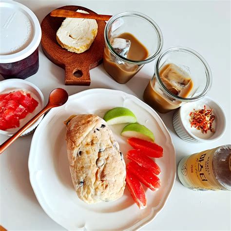 제품제공 아침에 올리브치아바타 에 크림치즈와 몇일전에 만든 블루베리콩포트 발라서 맥스웰하우스 마스터라떼 를 함께 나눠마셨어요~~ 500ml라 둘이서 나눠마시기 딱좋네요