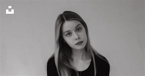 검은 긴 소매 셔츠와 회색 데님 청바지를 입은 여자 흰색 바닥에 앉아 사진 Unsplash의 무료 회색 이미지