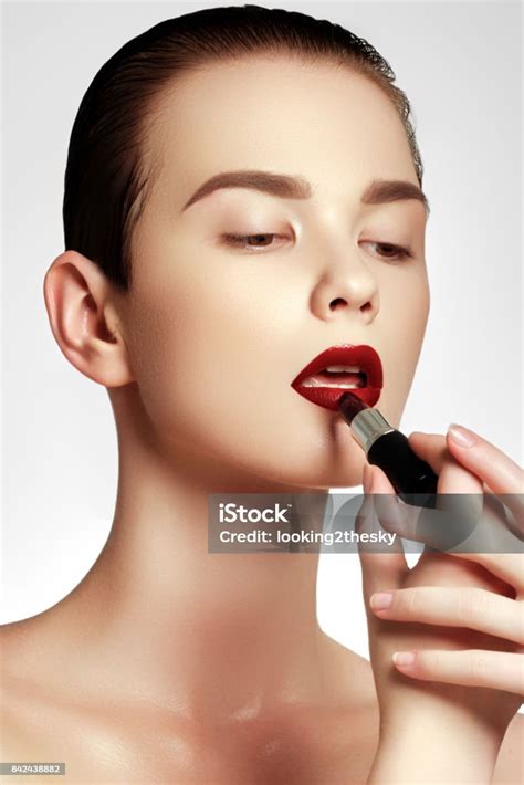 화장품과 메이크업 완벽 한 립 메이크업입니다 패션 모델 립스틱을 적용 합니다 와인 립스틱과 아름 다운 젊은 여자 어두운 붉은