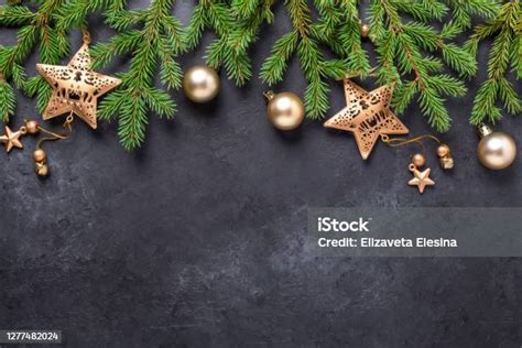 전나무 나무와 황금 공과 어두운 돌 배경에 별크리스마스 배경 상단 보기 복사 공간 개인 장식품에 대한 스톡 사진 및 기타 이미지 개인 장식품 검은색 겨울 Istock