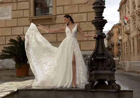 Robes De Mariées Monica Loretti