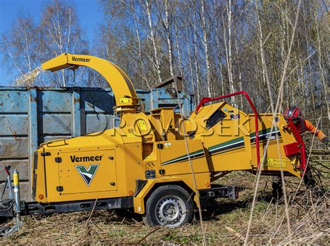 Услуги измельчение веток в щепу. Аренда измельчителя веток.