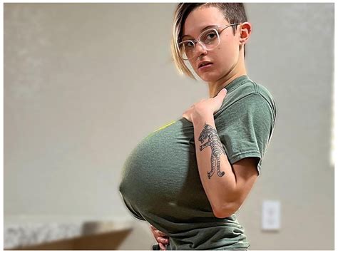 Molly Wiki Biography Age Lifestyle Net Worth Curvy Model